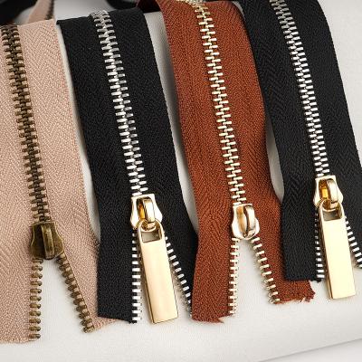 Cina Gold Teeth Black Zipper Custom Metal Zipper for Clothing in Customized Pantone Color in vendita