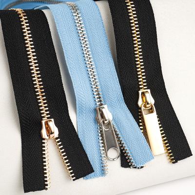 Cina Gold Teeth Black Zipper Custom Metal Zipper for Clothing in Customized Pantone Color in vendita