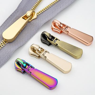 中国 3 5 Blue Nylon Zipper for Garments Bags Custom Plastic Nylon Long Chain Zipper Tape 販売のため