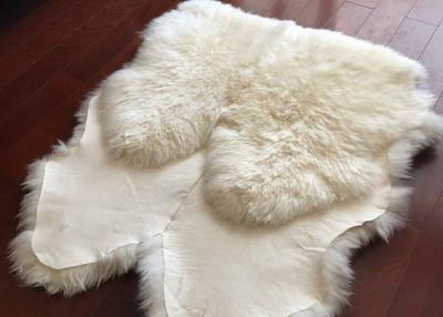 Cina Pezzo singolo lungo del cuoio 70 x110cm della pelle d'agnello dei capelli della coperta bianca genuina della pelle di pecora in vendita