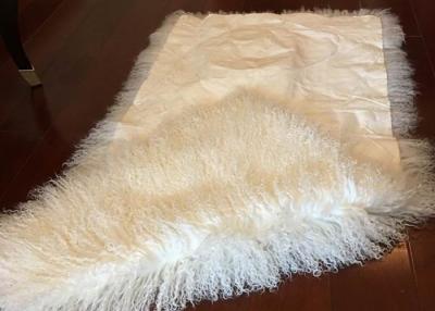 中国 モンゴルの羊皮の敷物贅沢な60 x120cmの白く長い巻き毛のチベットの羊皮 販売のため
