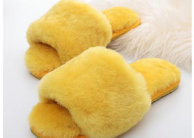 China Doorboren de Pluizige Pantoffels van de Vrouwen van de wolvoering, Warme Verwarde Pantoffels Rubberzool Te koop