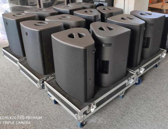 Dual 10 inch compact neodymium line array speaker front view