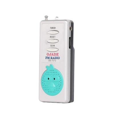 Cina Radio di tasca alimentata a batteria con LED Light Mini FM Radio Built-in Speaker in vendita