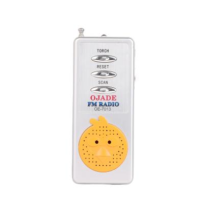 Cina Radio di tasca alimentata a batteria con LED Light Mini FM Radio Built-in Speaker in vendita