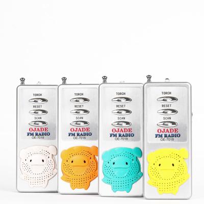Cina Radio FM portatile ABS con luce di emergenza altoparlante incorporato con radio per auricolari in vendita