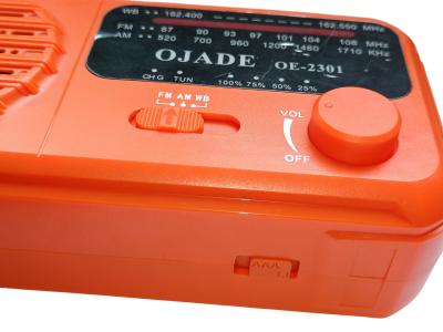 Cina Supporto radiofonico 2800 MAh Battery dell'ABS LED della manovella solare all'aperto di emergenza in vendita