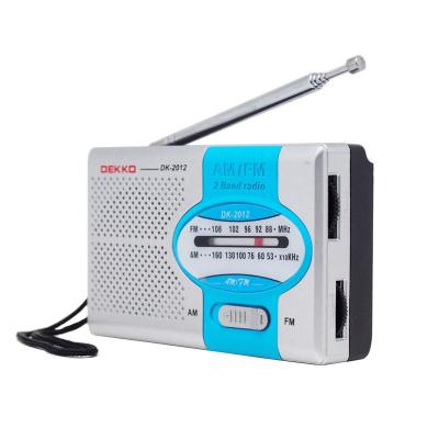 China AM FM Stereo Draagbare Radio Voor Noodsituaties Ondersteuning Oordopje Luister Frequentie FM88-108 MHz AM530-1600KHz Te koop