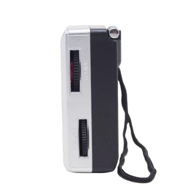 Cina AM FM Stereo Radio Portatile Earphone FM88-108MHz AM530-1600KHz Sliver Golden OEM Ideale per situazioni di emergenza in vendita