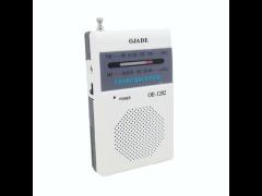 O tamanho portátil a pilhas do rádio 100g de FM do ABS É com fone de ouvido Jack