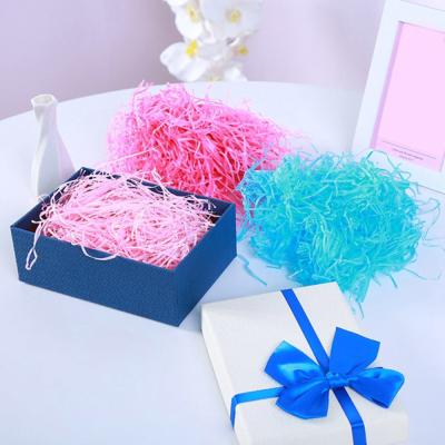 Cina Il colore rosa decorativo 80gram dell'OEM ha tagliuzzato la carta per il canestro del regalo in vendita