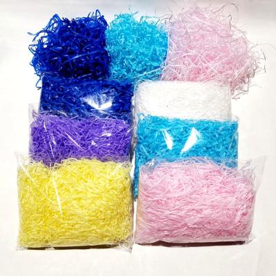Cina Il colore rosa decorativo 80gram dell'OEM ha tagliuzzato la carta per il canestro del regalo in vendita