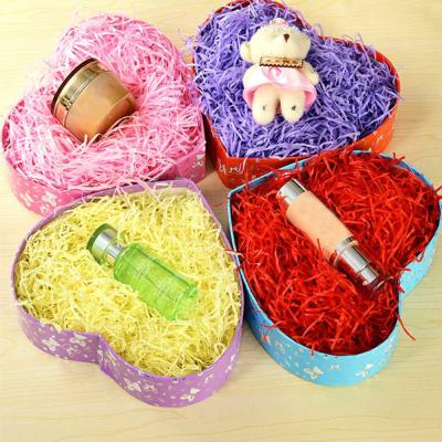China Il colore rosa decorativo 80gram dell'OEM ha tagliuzzato la carta per il canestro del regalo for sale