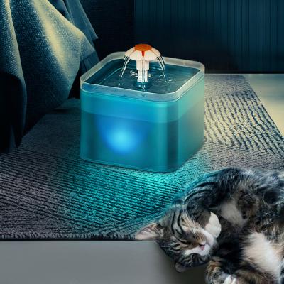 Cina Acqua per animali da compagnia alimentatori Bevitore Dispensatore automatico di acqua per gatti Fontana da bere Lunghezza del cavo in vendita