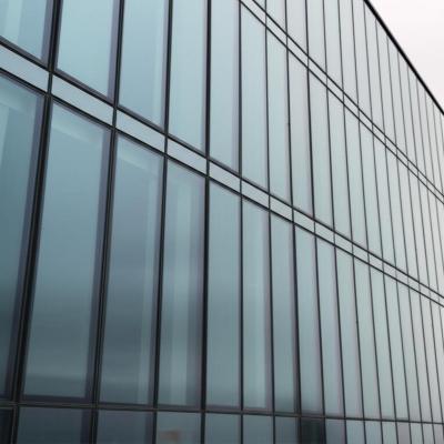 中国 カスタマイズされたデザインのガラスカーテンウォール 優雅で現代的な美学と保温 販売のため