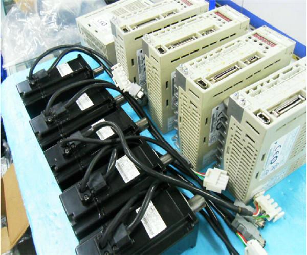 Yasakawa 100 Watt Industrial Servo Motor High Speed With Connectors And Cable SGMAH-01AAA4C 0