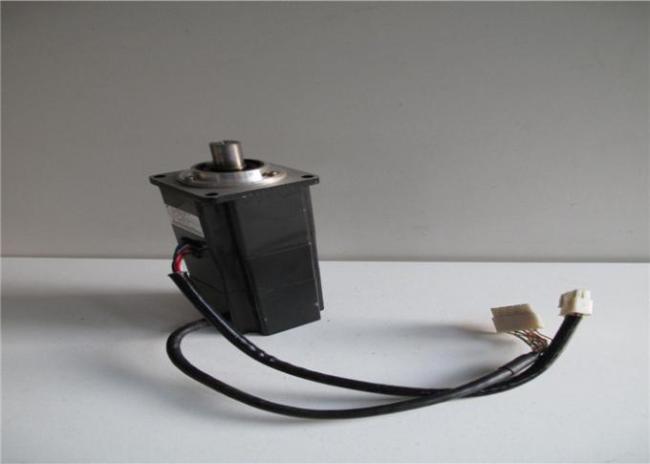 New Yaskawa SERVO MOTOR 100W 0.89A New in box SGM-02UW14E Industrial Servo Motor 1