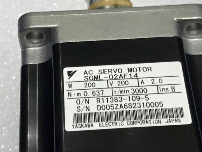 Industrial New SERVO MOTORW200 V200 A 2.0 R/Min 3000 Ins B New in box SGML-02AF14 1