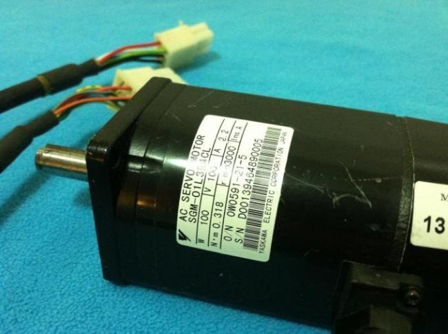 Industrial Servo Motor YASKAWA AC SERVO MOTOR SGM-01L3B4CL 100WATS 100VOLTS 2.2 AMPS 0