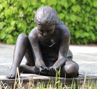 China Modern Garden Metal Bronze Figurative Sculpture Public Art Decoration for sale