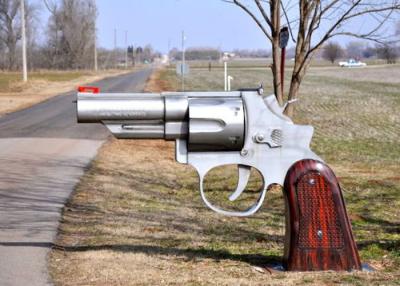 China Special Gun Design Contemporary Metal Garden Sculptures Excellent Corrosion Resistance for sale