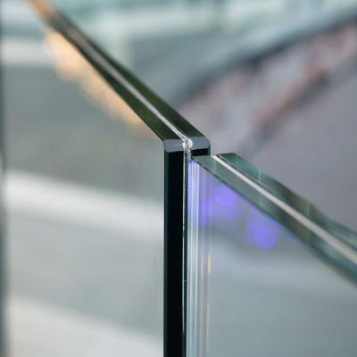 China 3+3mm 5+5mm Laminated Glass Super White PVB Toughened Laminated Safety Glass for sale