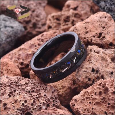 Cina Regalo per l'anniversario Anello di tungsteno martellato nero da 8 mm con intarsio di opale e meteorite in vendita