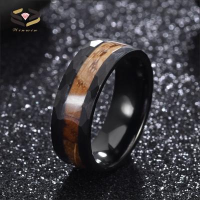 Cina Fede Nuziale da Uomo Nera in Tungsteno 8mm con Finitura Martellata e Intarsio in Legno di Botte di Whiskey in vendita