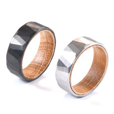 Cina Esempio di realizzazione anello di tungsteno martellato a 8 mm facciata con botte di whisky legno interno uomo anello di nozze Comfort Fit in vendita