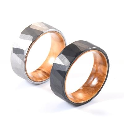 Cina Servizio di realizzazione campioni fornito: Anello in tungsteno per uomo e donna con fascia nuziale argento nero sfaccettata da 8 mm, intarsio in legno d'ulivo in vendita