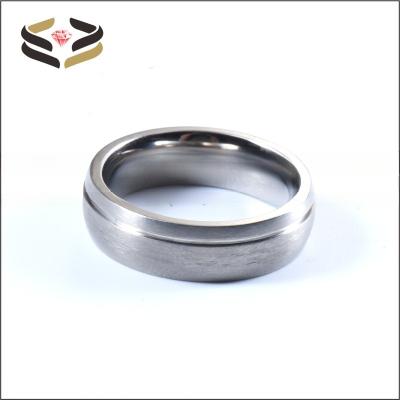 Cina Anello di fidanzamento e matrimonio in titanio con scanalatura sfalsata, finitura opaca e spazzolata, 6mm 8mm per uomo e donna in vendita