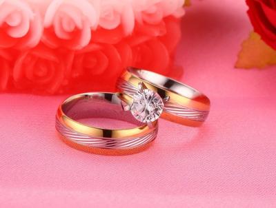 Cina Set di fedi nuziali in acciaio inossidabile per coppia, riempite in oro giallo, con zirconi rotondi per uomo e donna in vendita