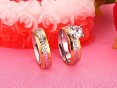 Cina Set di fedi nuziali in acciaio inossidabile per coppia, riempite in oro giallo, con zirconi rotondi per uomo e donna in vendita
