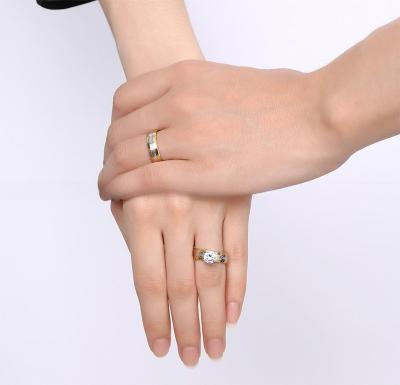 Cina Set di fedi nuziali in acciaio inossidabile per coppia, riempite in oro giallo, con zirconi rotondi per uomo e donna in vendita