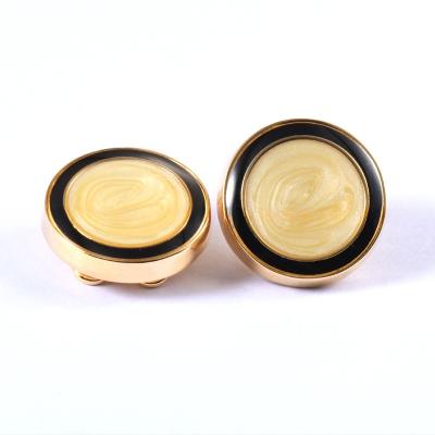 Cina Caffè Epossidico Intaglio di ottone Capo bottone Manubri Rotondo per camicia normale maschile in vendita