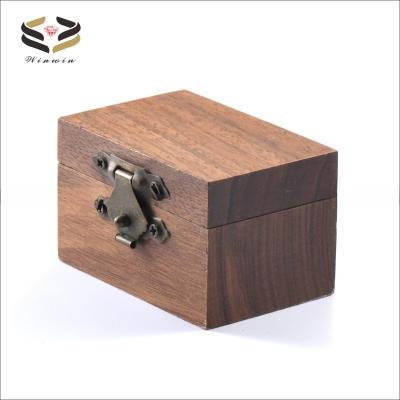 Cina Scatola portaanelli in legno di noce, scatole di imballaggio in legno massello, logo personalizzato 60*40*36mm in vendita