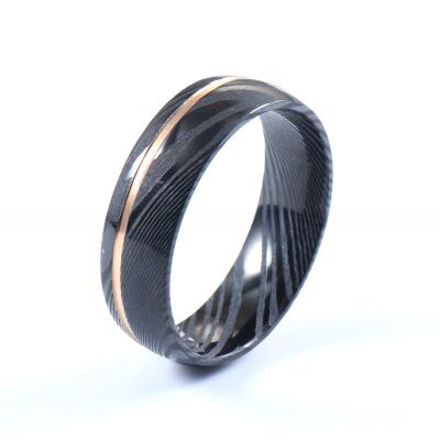 Cina Anelli in acciaio di Damasco nero martellato su misura Nozze 8mm oro rosa rivestito per uomini in vendita