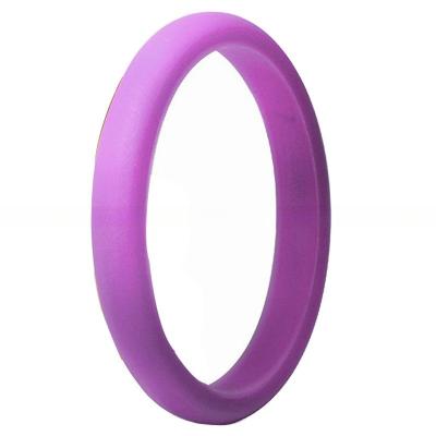 Cina Anello in silicone di gomma da donna con tecnologia di incastonatura a canale, classico scintillante, fascia nuziale in gomma, multi colori, 2,7 mm in vendita