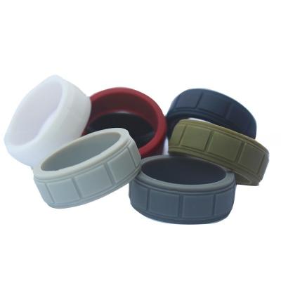 Cina Anelli in silicone da uomo per anniversario, larghi 8 mm, spessi 2,5 mm, in gomma con motivo rettangolare traspirante in vendita