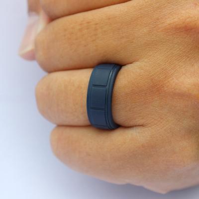Cina Anelli in silicone da uomo per anniversario, larghi 8 mm, spessi 2,5 mm, in gomma con motivo rettangolare traspirante in vendita