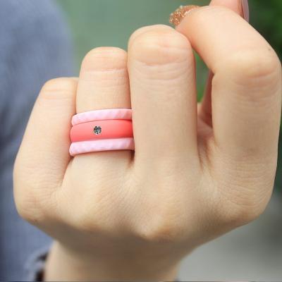 Cina Anelli in silicone traspiranti per matrimonio, 5,7 mm, con intarsio di zirconi cubici, multicolore in vendita