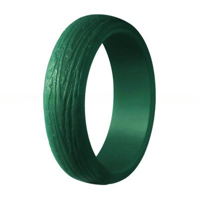 Cina Anelli in silicone per allenamento con texture corteccia convessa, incastonatura a canale, anelli in silicone per matrimonio per lei in vendita