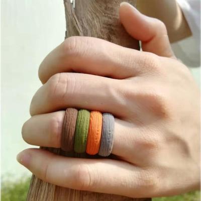 Cina Anelli in silicone per allenamento con texture corteccia convessa, incastonatura a canale, anelli in silicone per matrimonio per lei in vendita