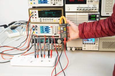 China Digital Clamp Meter Multimeter With AC / DC Voltage , AC Current , Resistance , Frequency Detection for sale