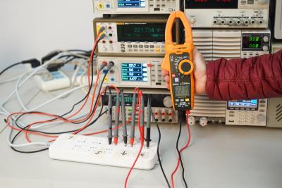 China Prüfvorrichtungs-Hochleistung Universal-der Digital-Klammern-Meter-Vielfachmessgerät-große Strecken-NCV zu verkaufen