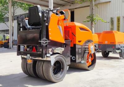 China Rodillo compactador de carreteras de 2,5 toneladas ST2500D Tambor delantero con 4 neumáticos traseros en venta
