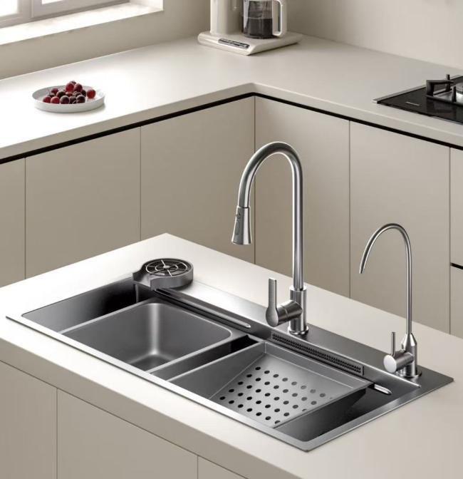 Kitchen sink partition demonstrating load capacity