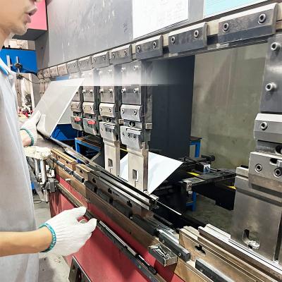 China Máquina de flexión de chapa de acero inoxidable para fregaderos en cocinas comerciales y aplicaciones domésticas en venta