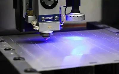 Cina Macchina di taglio laser CNC ad alta precisione per fogli di metallo da 3 kW per l'industria del mobile, dell'aeronautica e dell'elettronica in vendita