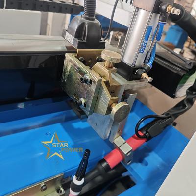 Cina Materiale di fusione automatica per metallo in acciaio inossidabile Saldatura a cucitura retta Macchina speciale per la lavorazione delle macchine in vendita